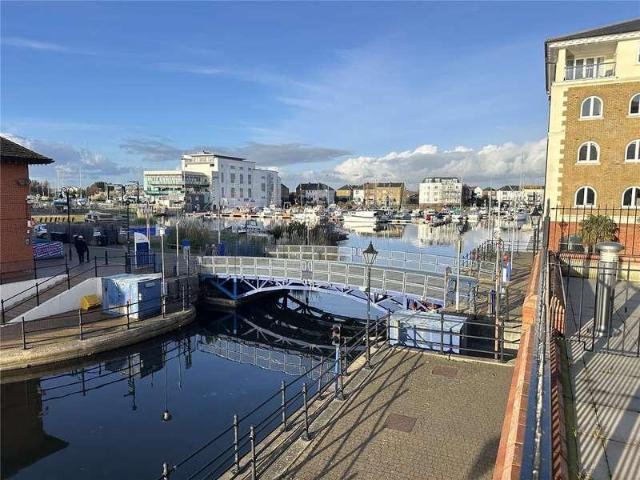2 bed flat for sale