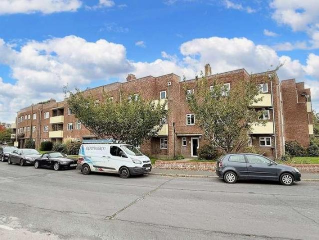 2 bed flat for sale