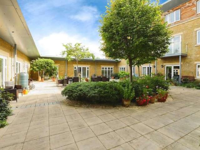 2 bed flat for sale