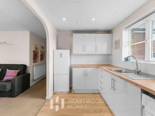 2 bed flat for sale