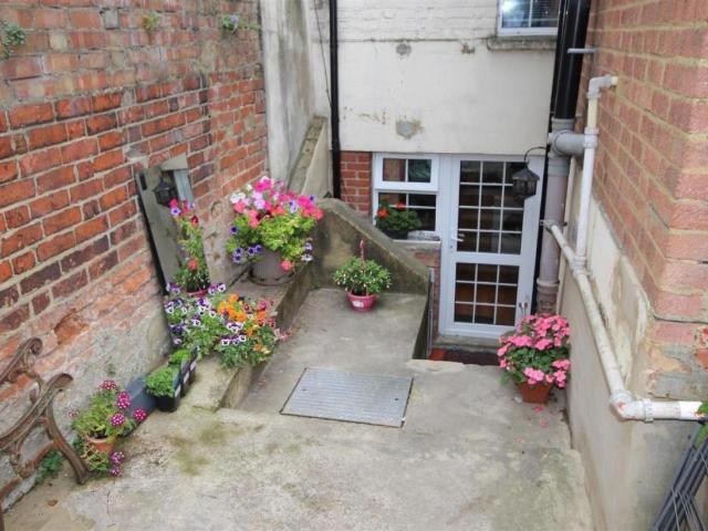 2 bed flat for sale