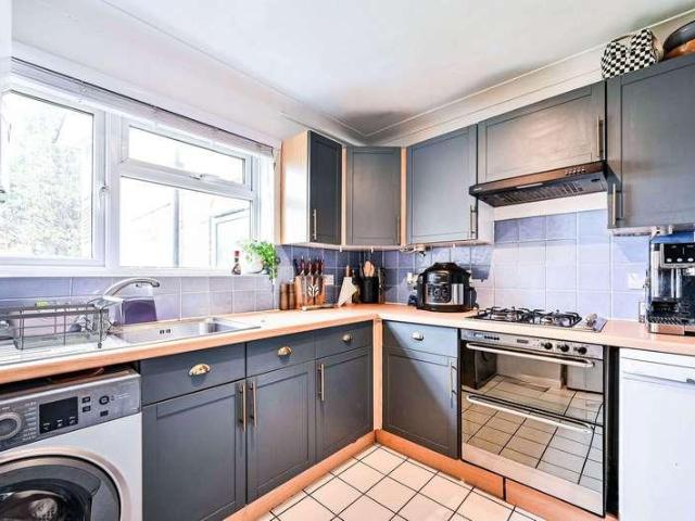 2 bed flat for sale