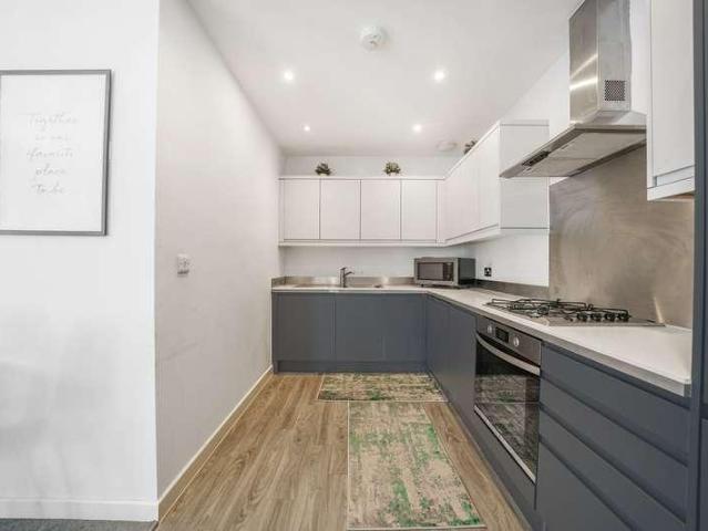 2 bed flat for sale