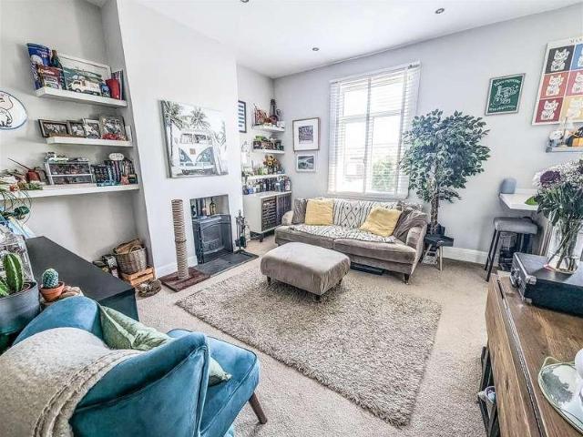 2 bed flat for sale