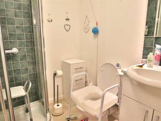 2 bed flat for sale