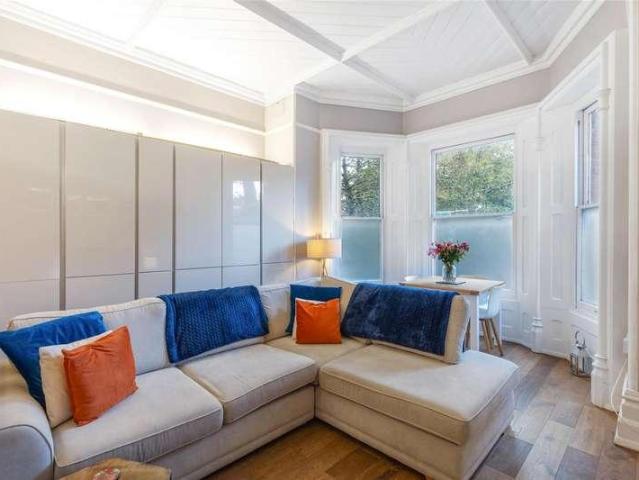 2 bed flat for sale