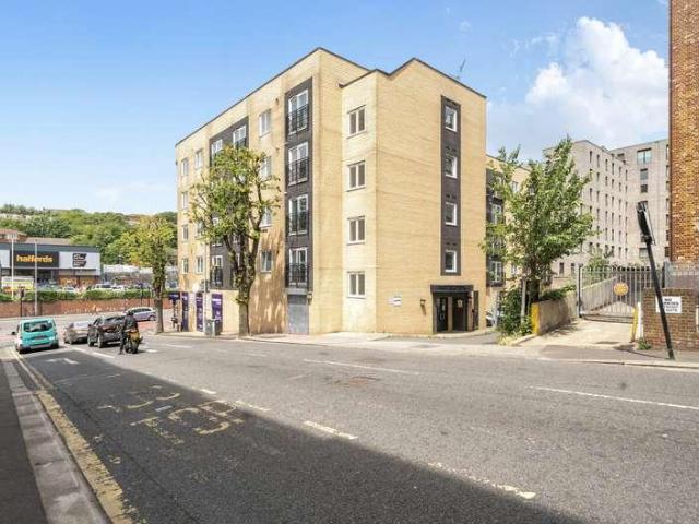 2 bed flat for sale