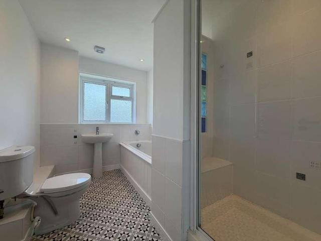 2 bed flat for sale