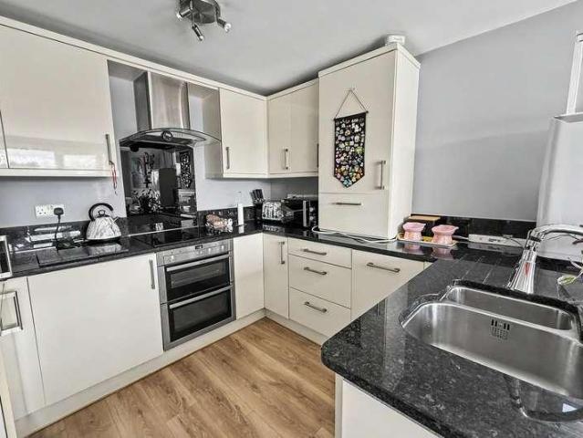 2 bed flat for sale