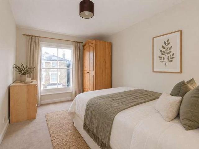 2 bed flat for sale