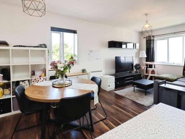 2 bed flat for sale