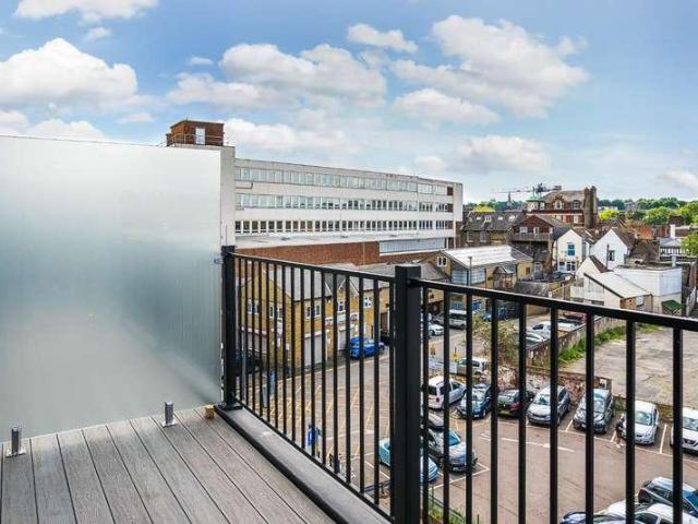 2 bed flat for sale