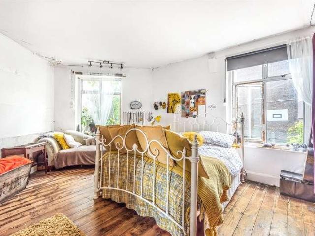 2 bed flat for sale