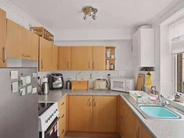2 bed flat for sale