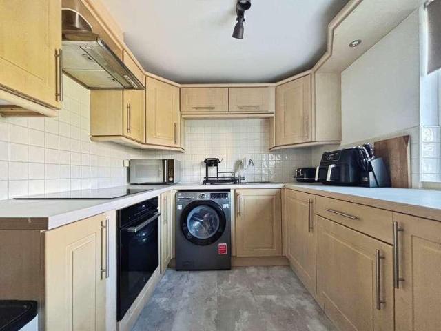2 bed flat for sale