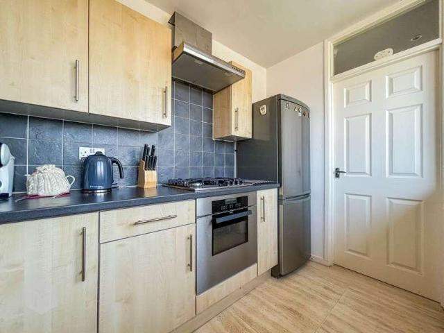 2 bed flat for sale