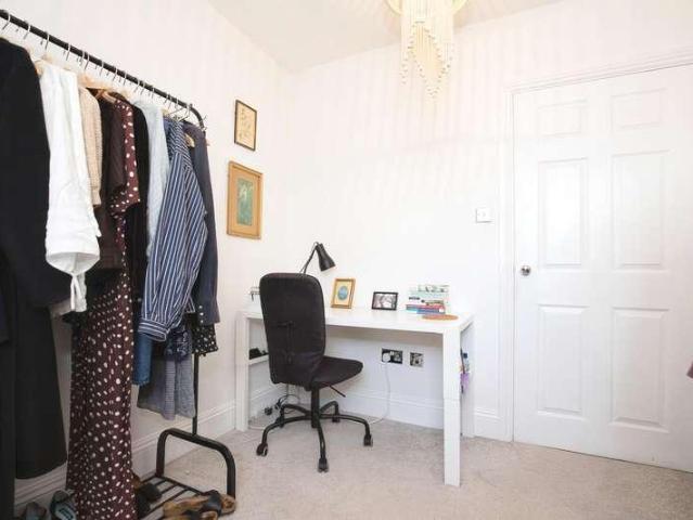 2 bed flat for sale