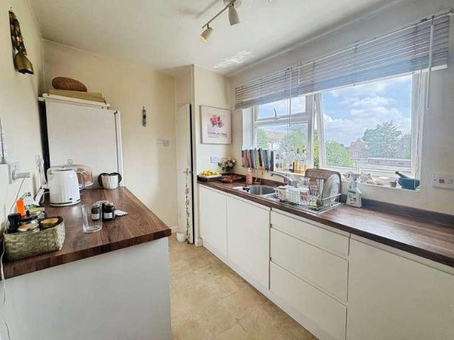 2 bed flat for sale