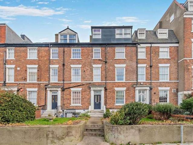 2 bed flat for sale