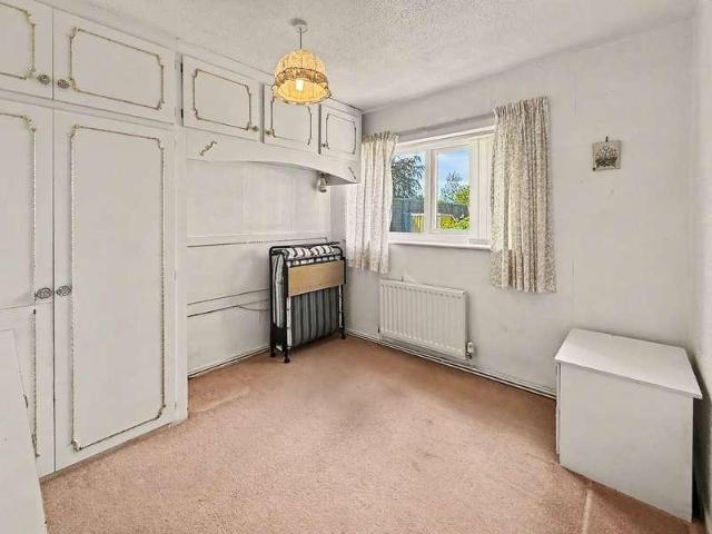 2 bed flat for sale