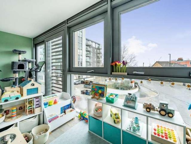 2 bed flat for sale