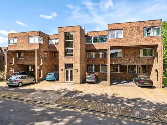 2 bed flat for sale