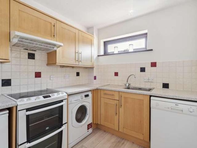 2 bed flat for sale