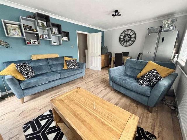 2 bed flat for sale