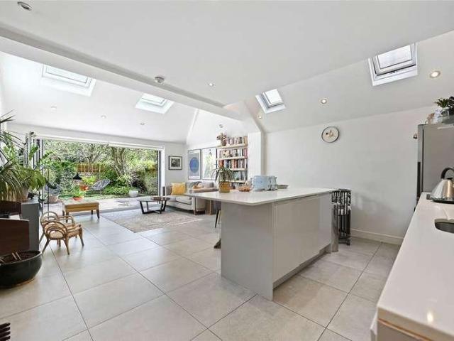 2 bed flat for sale