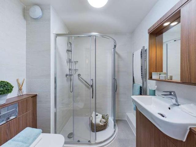 2 bed flat for sale