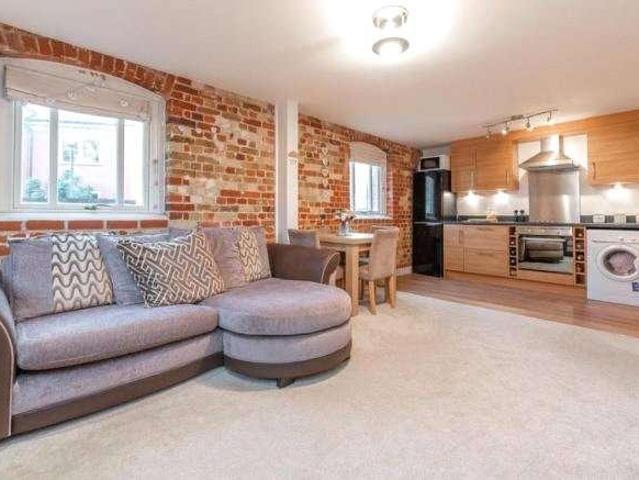 2 bed flat for sale