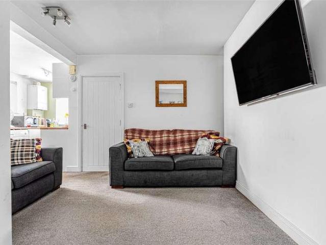 2 bed flat for sale