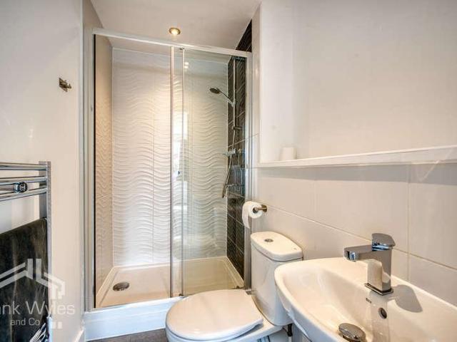2 bed flat for sale