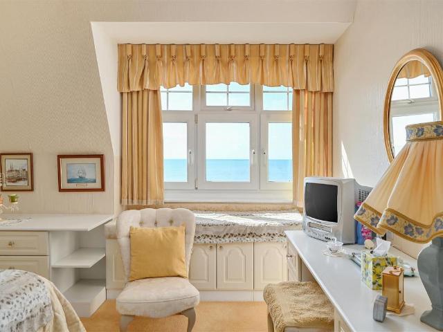 2 bed flat for sale