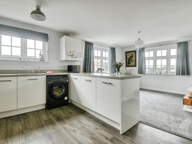 2 bed flat for sale