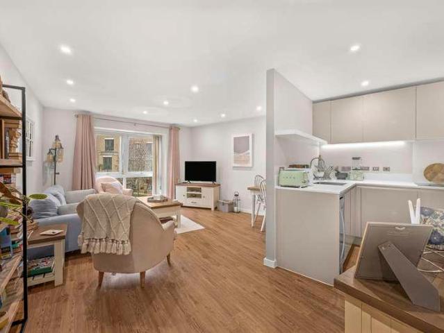 2 bed flat for sale