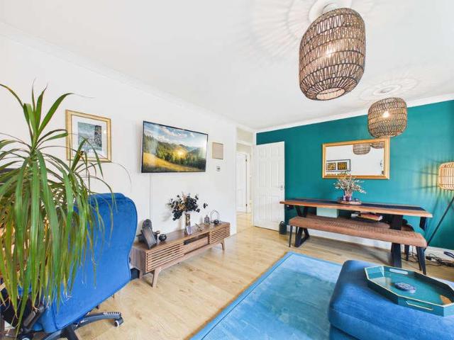 2 bed flat for sale