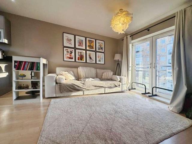 2 bed flat for sale