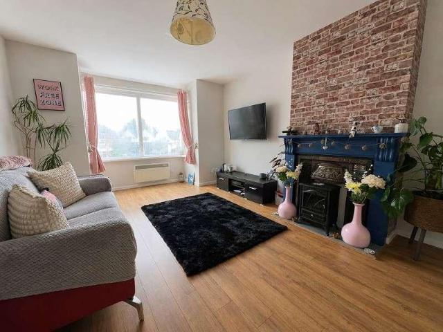 2 bed flat for sale