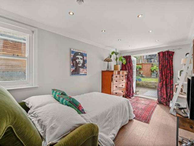 2 bed flat for sale