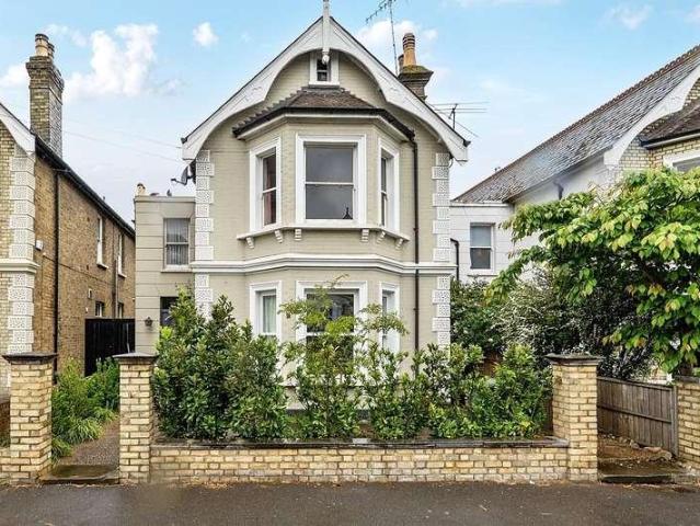 2 bed flat for sale