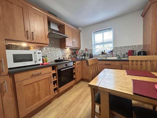 2 bed flat for sale
