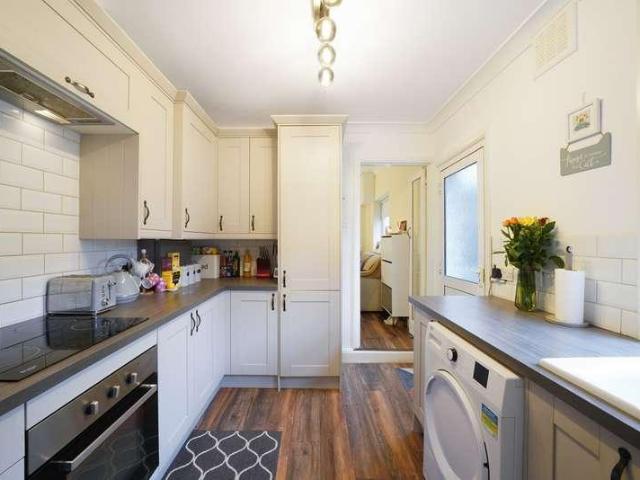 2 bed flat for sale