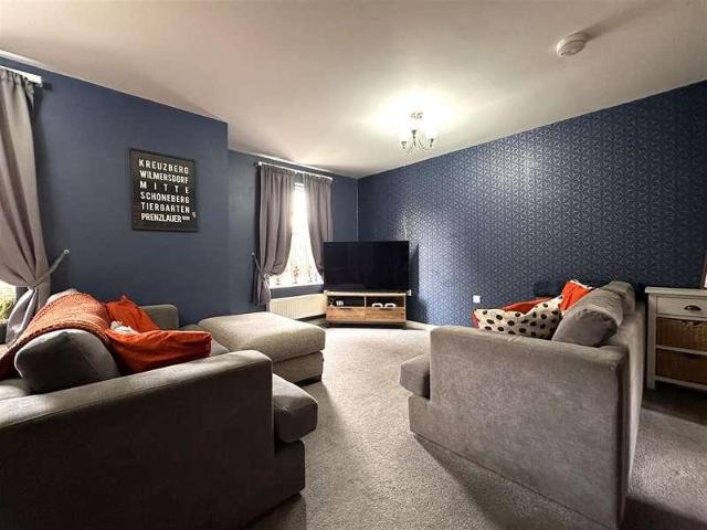 2 bed flat for sale