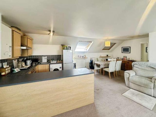 2 bed flat for sale