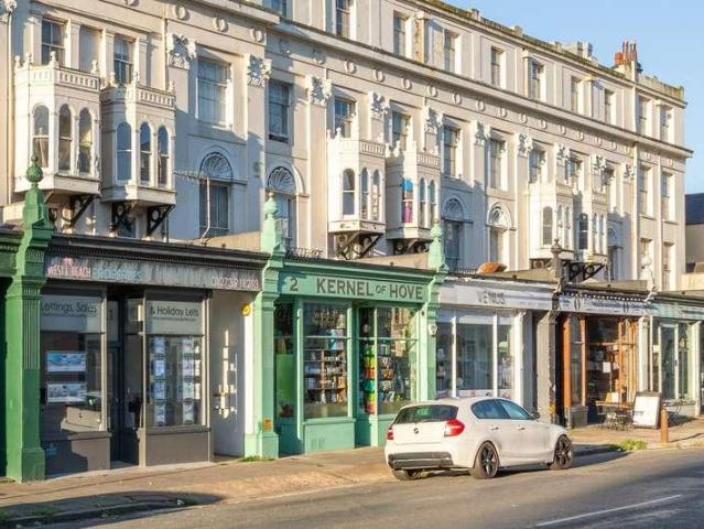 2 bed flat for sale