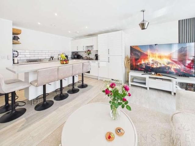 2 bed flat for sale