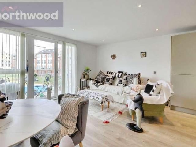 2 bed flat for sale