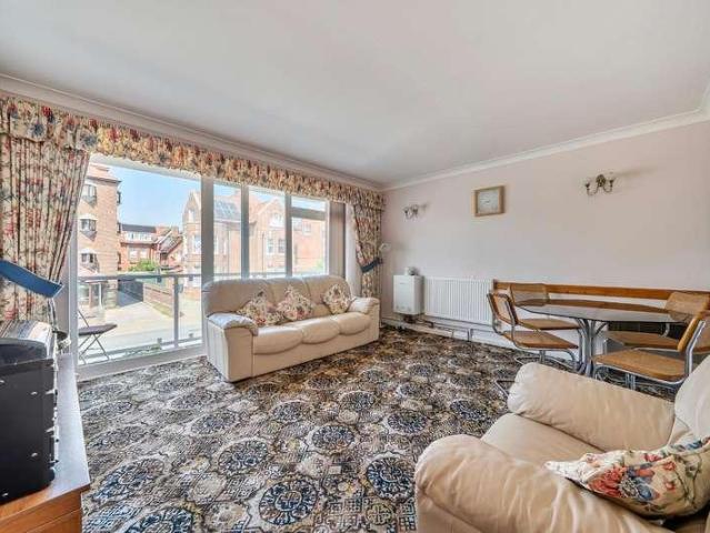 2 bed flat for sale
