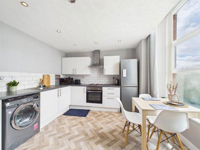 2 bed flat for sale